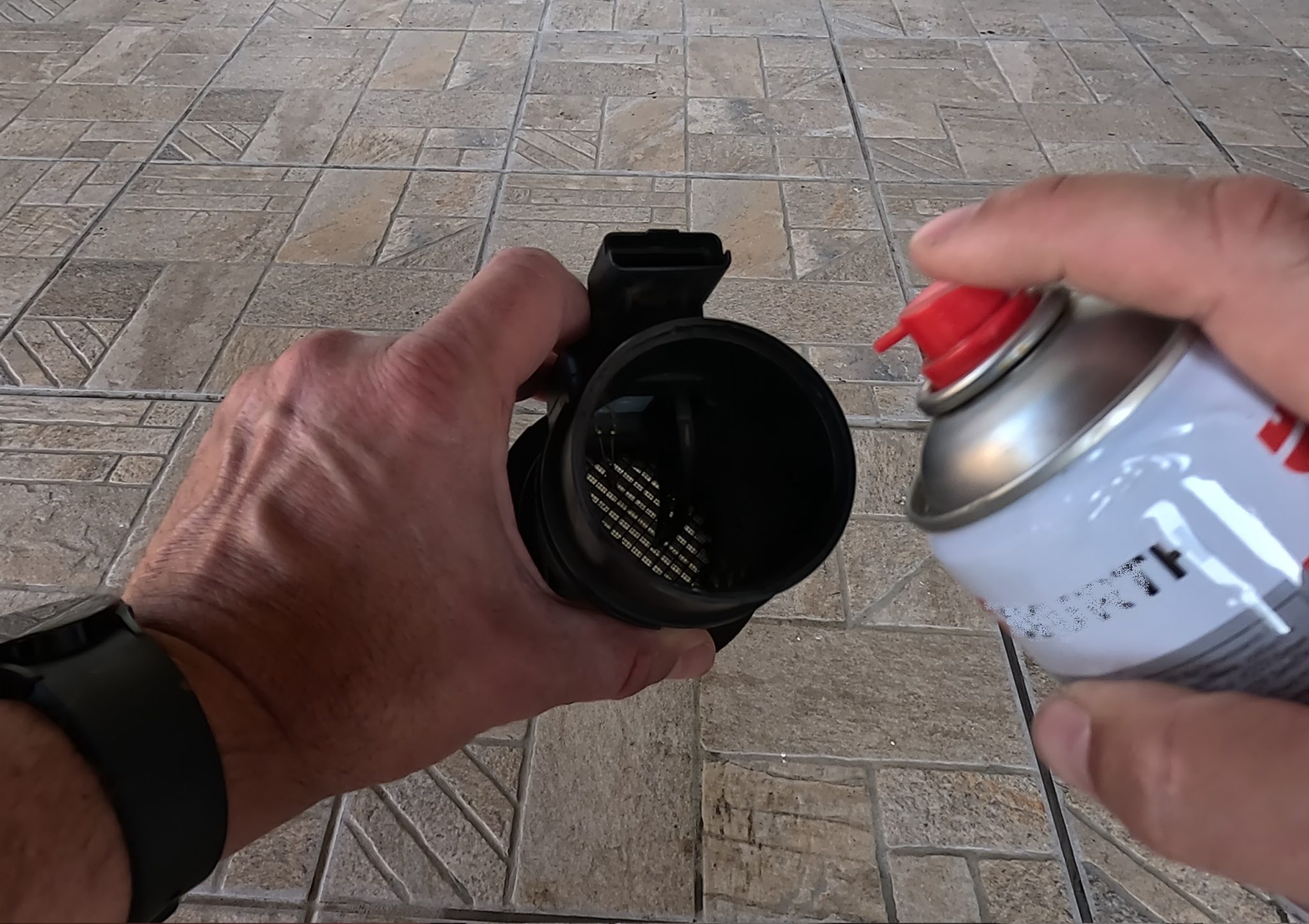 MAF senzor - čemu služi + 5 simptoma kvara & kako popraviti