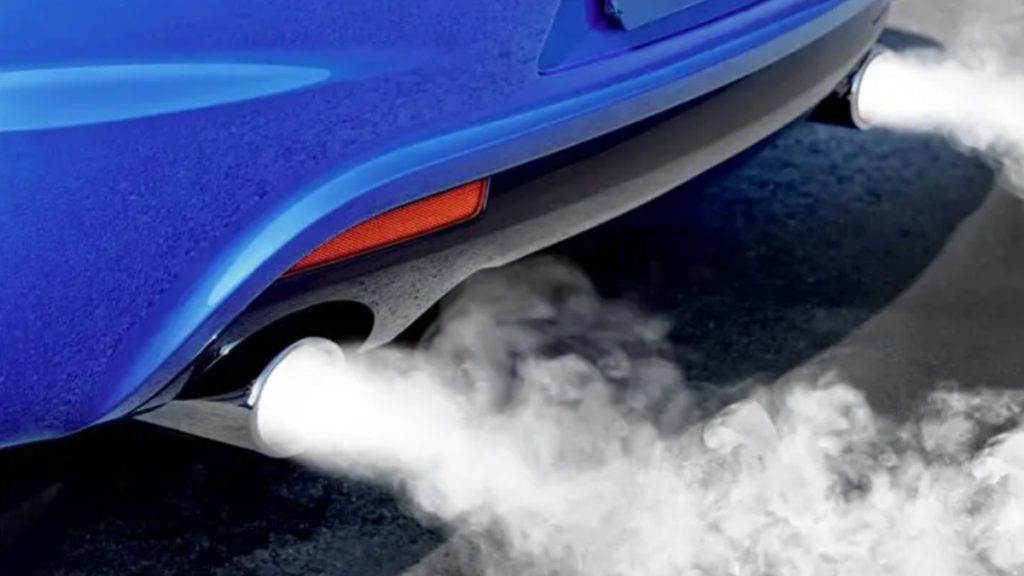 Bijeli dim iz auspuha - 6 najčešćih uzroka & popravak