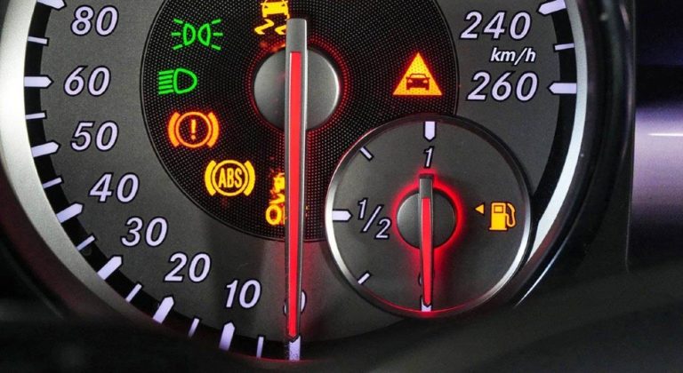 Žute i Crvene Lampice u Autu - 20 najčešćih & što znače